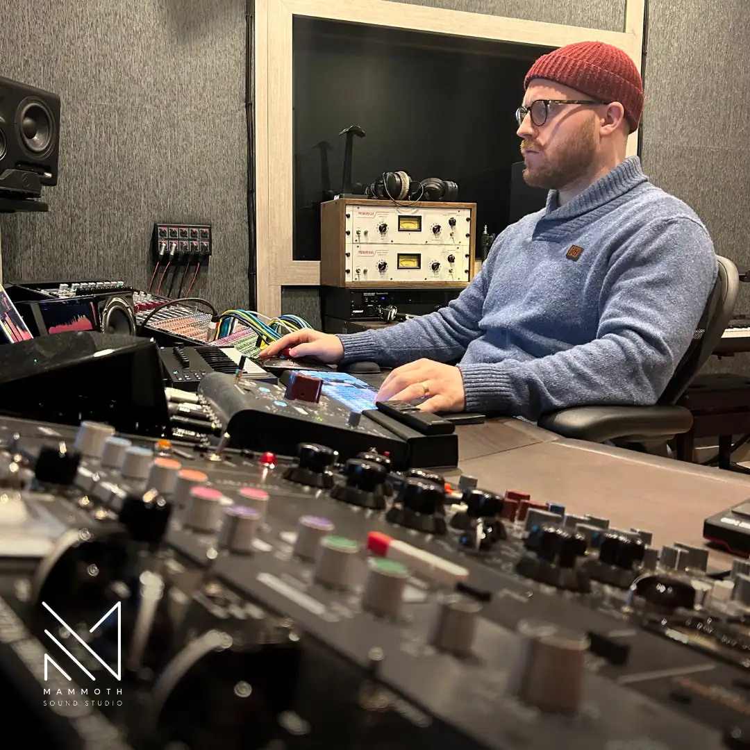 Por qué Colaborar con un Productor Musical en tus Grabaciones